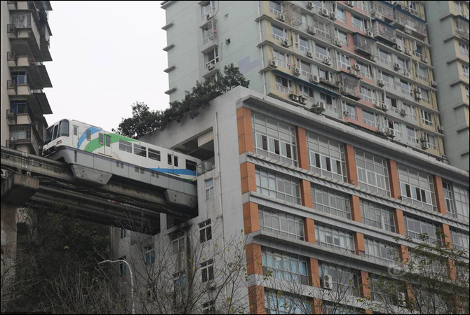 VIDEO: Incredible train goes through building in China